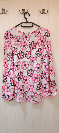 Prelepa bluza sa pink cvetovima