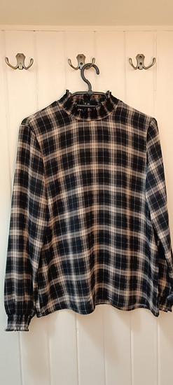 Prelepa krem crna bluza