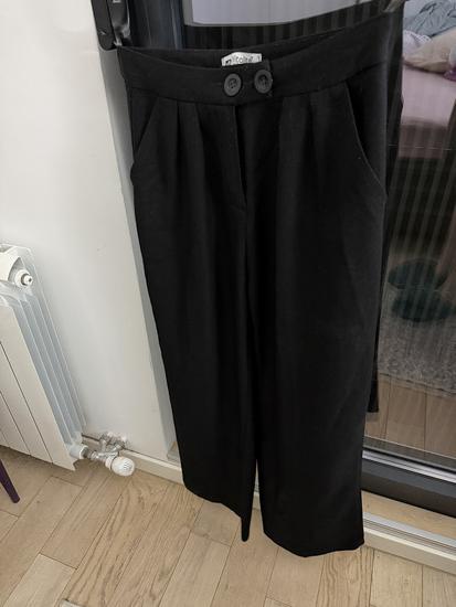 Crne elegantne pantalone