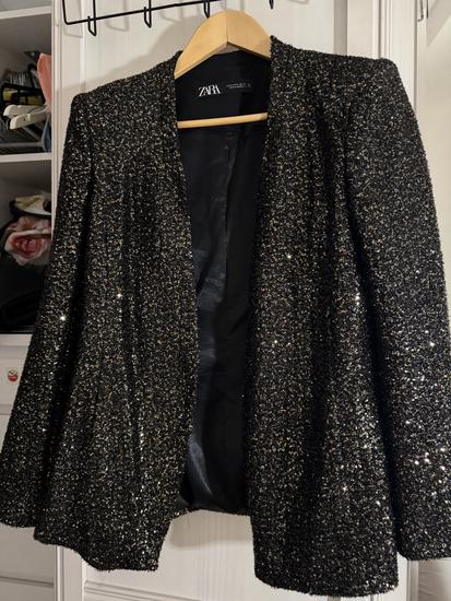 Zara sako sa naramenicama