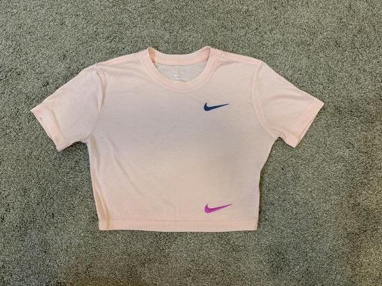 Nike bebi roze crop majica