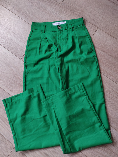 Bershka pantalone sirokih nogavica