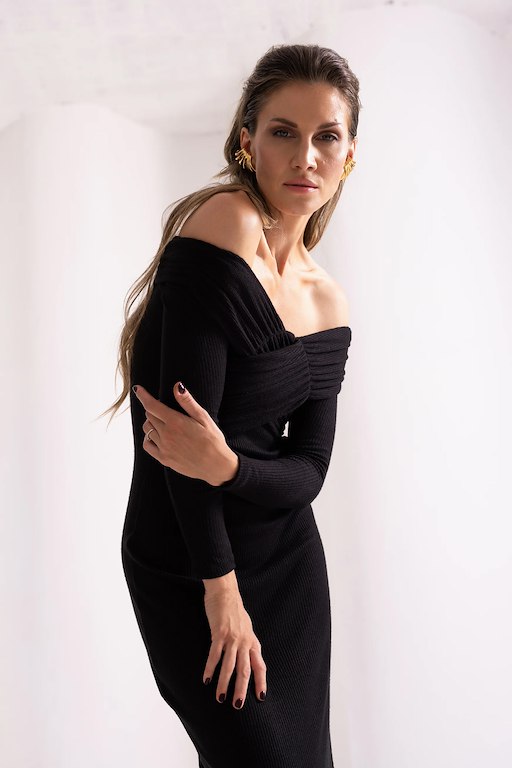 Off-the-shoulder knitted midi dress