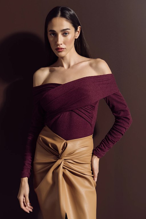 Off-the-shoulder knitted viscose blouse in burgundy