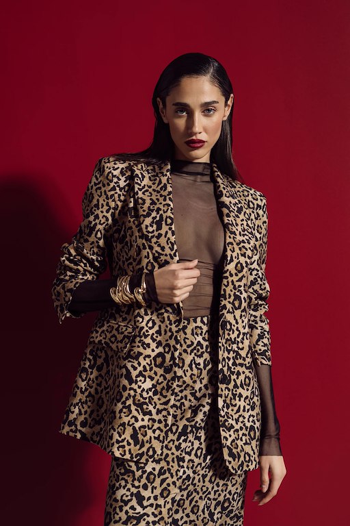 Fitted blazer with seams in animal print