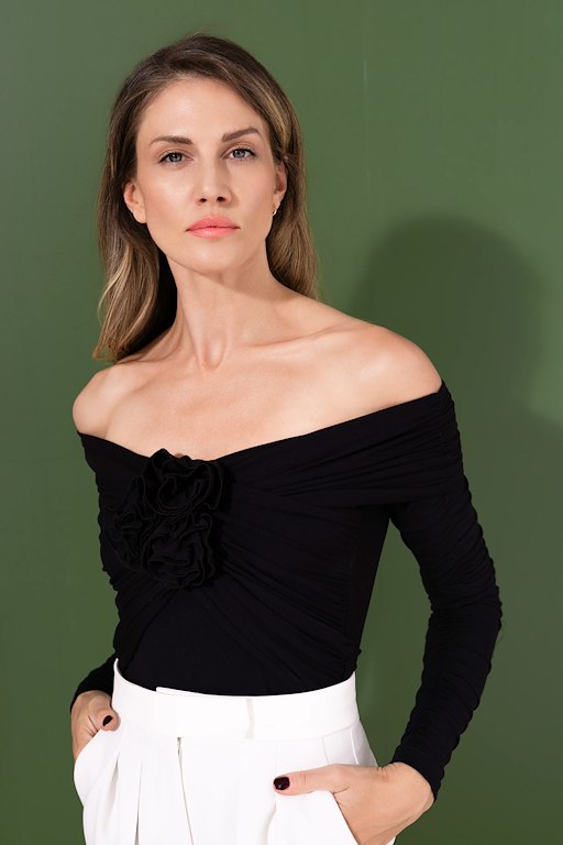 Off-the-shoulder viscose blouse with flower detail