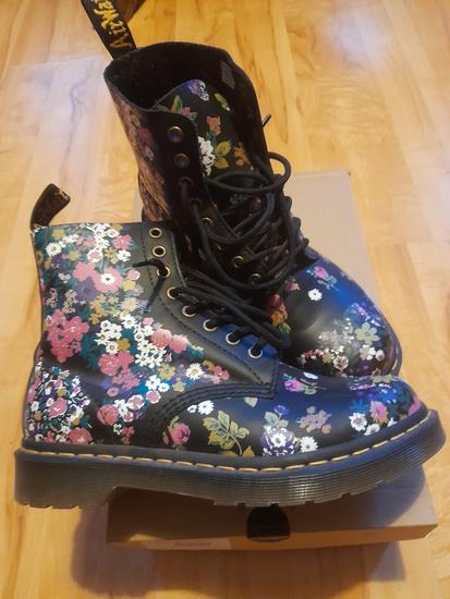 Dr Martens pise 40/odgovara 39