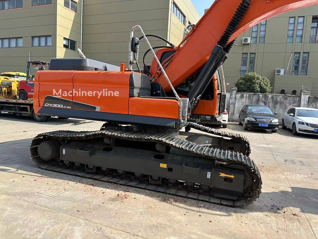 Doosan DX300 bager guseničar