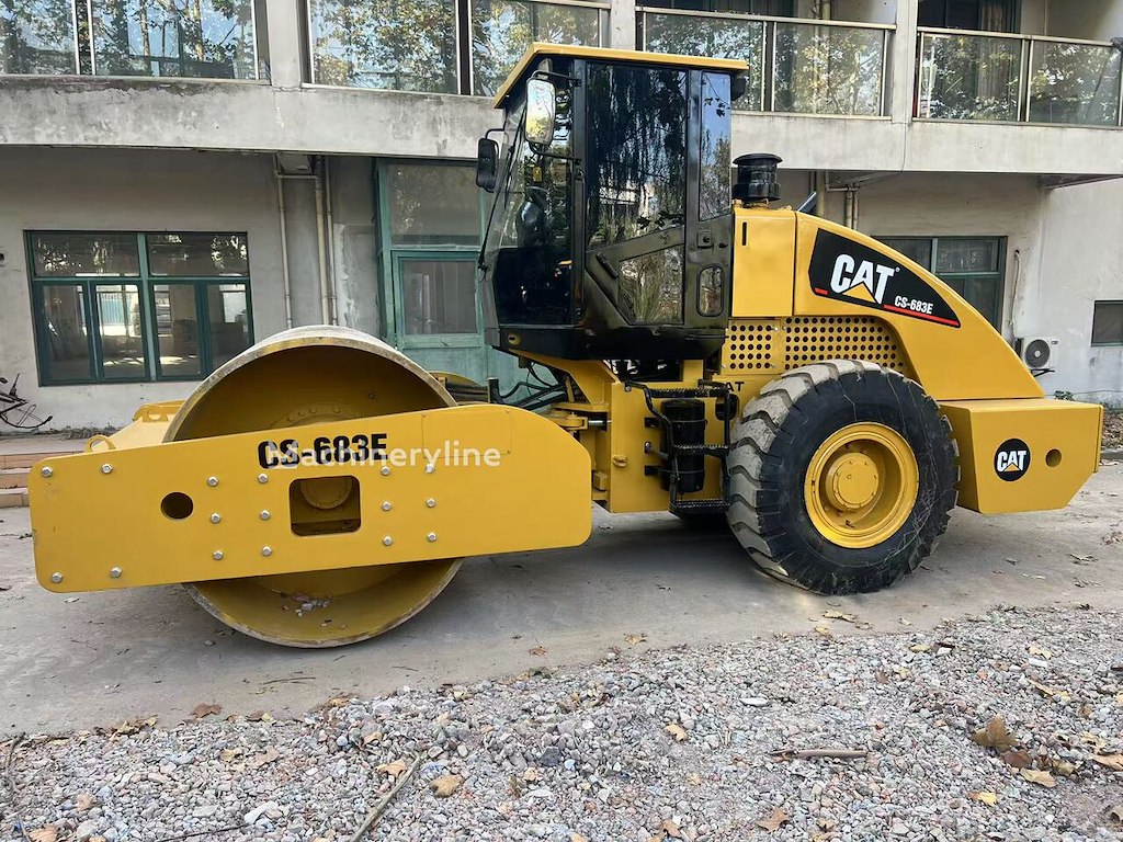 Caterpillar CS-683E kompaktor s jednim valjkom