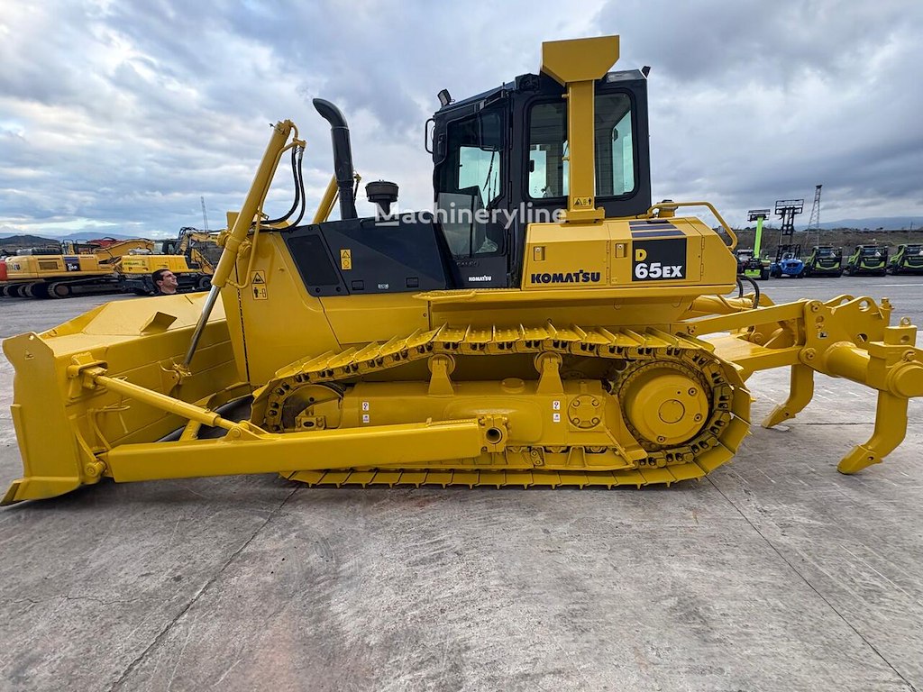 Komatsu D65EX-15EO buldožer