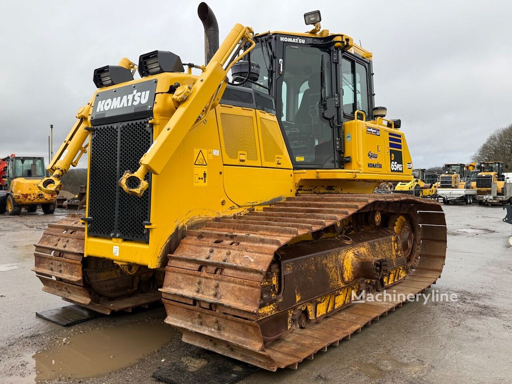 Komatsu D65PXi-18 buldožer