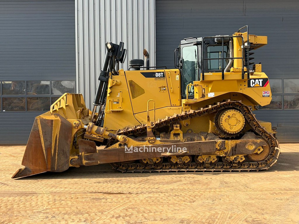 Caterpillar D8T buldožer