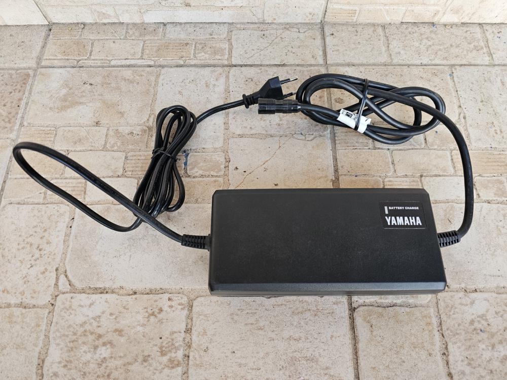 Yamaha punjač 4 pina