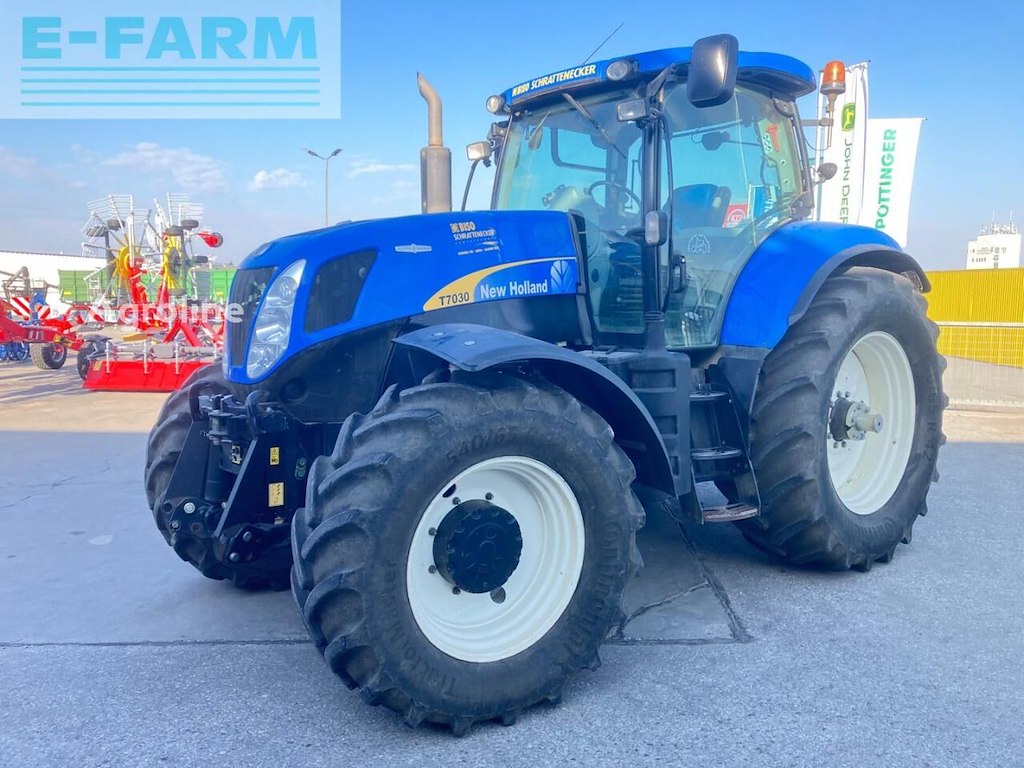 New Holland T 7030 Auto Commabd traktor točkaš