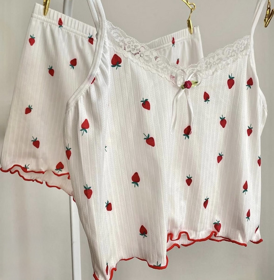 Pidžama sa jagodama sa etiketom