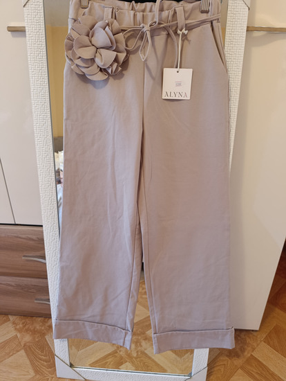 Pantalone nove sa etiketom
