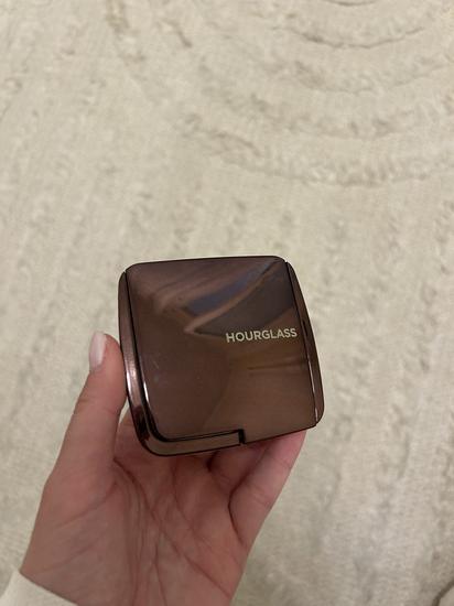 Hourglass ambient light powder