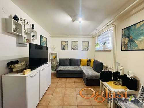 UKNJIŽENA GARSONJERA OD 30M2 KOD FUTOŠKE PIJACE - PARKING U DVORIŠTU