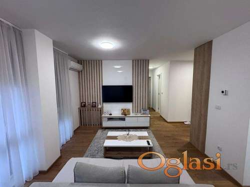 Fantastican trosoban stan na Bulevaru.