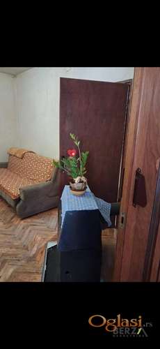 SPRATNA KUĆA SA DVORIŠTEM U ŠIDU