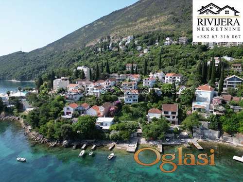 Trospratna dvojna kuca na obali mora Njivice Herceg Novi