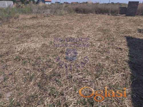 Građevinski plac na Gornjem Sajlovu. Ispred placa je zemljište namenjeno za zeleni pojas i put