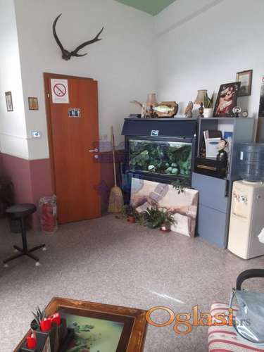 Lokal na odlićnoj lokaciji. Nalazi se u pasažu. U dva nivoa.