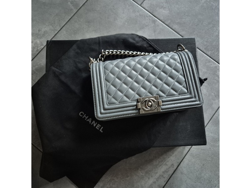 Chanel BOY grey medium caviar bag sa jedinstvenim kodom