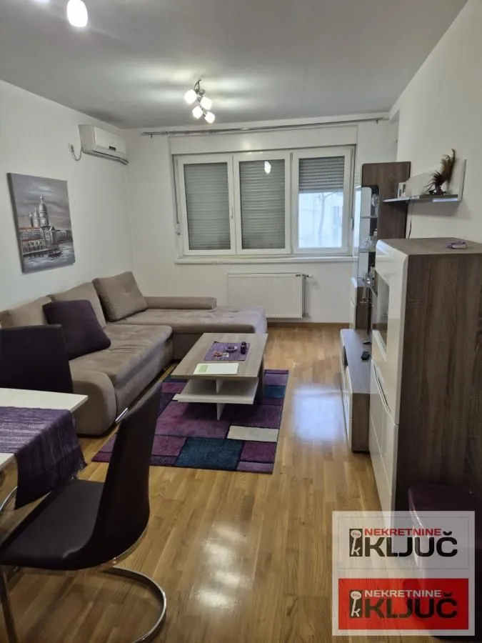 Izdavanje, dvosoban stan, 56m², Centar, Novi Sad