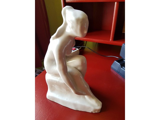Figura žene od porcelana