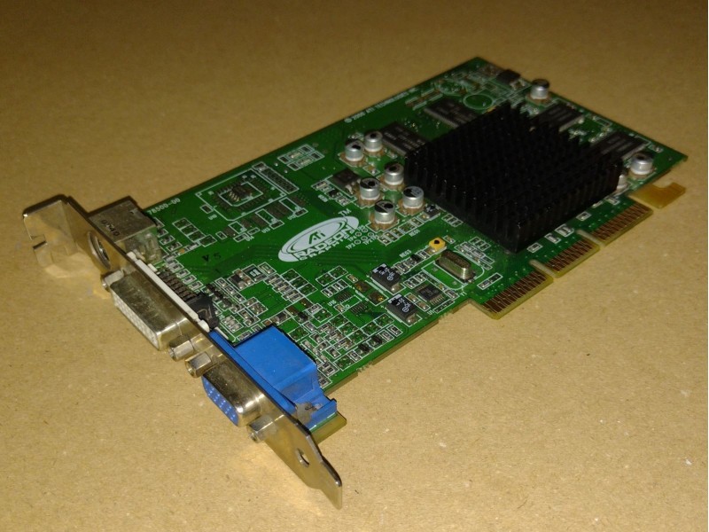 Ati Radeon 7000 32MB AGP - baca sare !