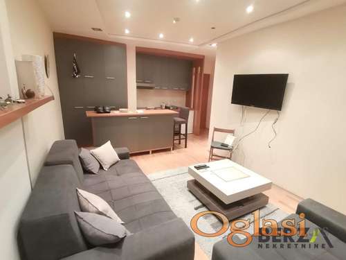 LEPO NAMEŠTEN JEDNOIPOSOBAN STAN KOD FUTOŠKE PIJACE