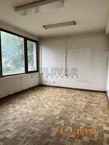 Izdaje se poslovna zgrada u Prokuplju, 1240m2!