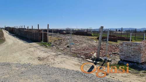 Izdajem plac u Veterniku od 1 000m2 do 6 000m2