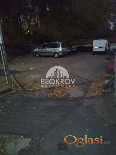 8 parking mesta-kod Autokomande ID#1238