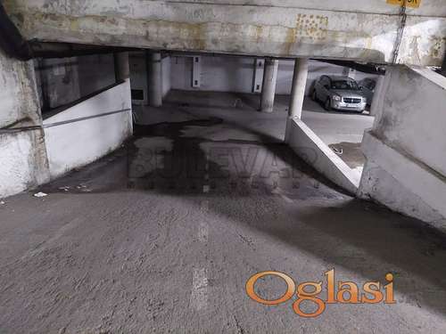 Izdaje se parking mesto u podzemnoj garaži na keju