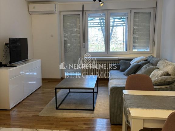 Renoviran stan sa prelepom terasom u Bloku 24, blizina Arene, 62m2, 2.0 ID#1867