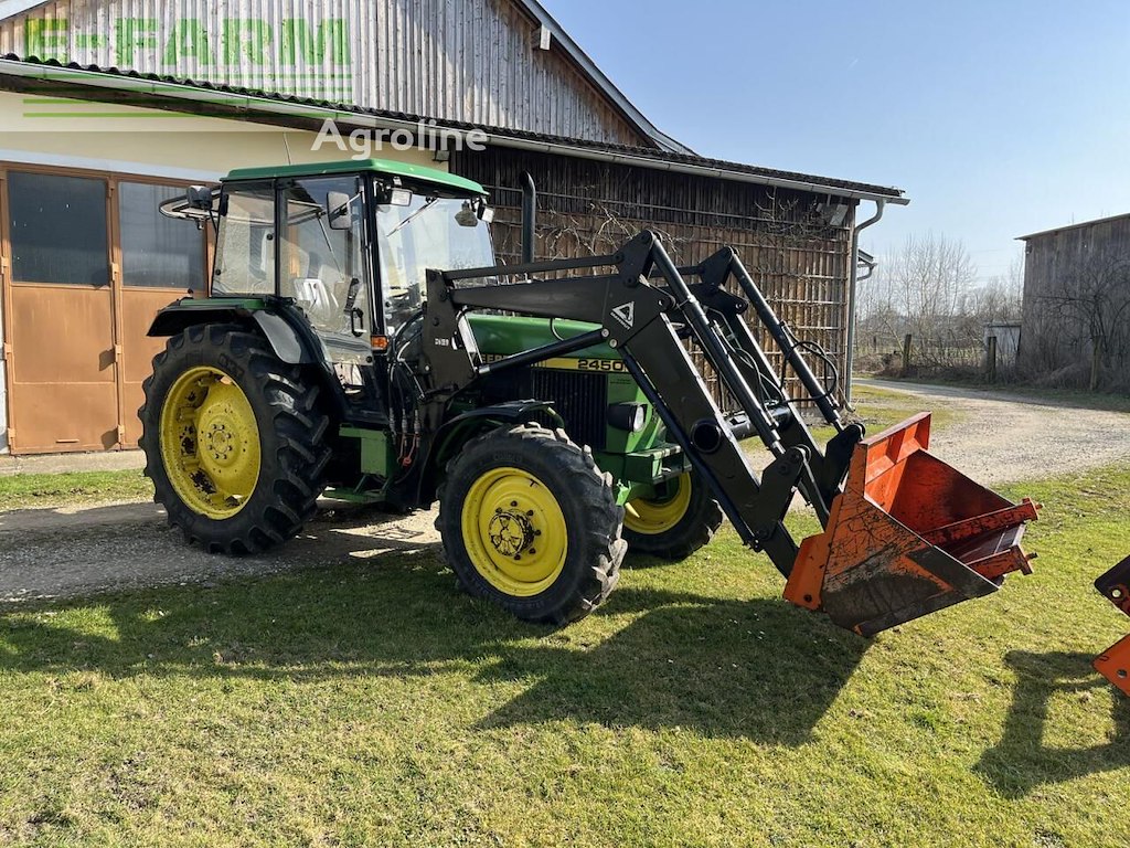 John Deere 2450 a traktor točkaš