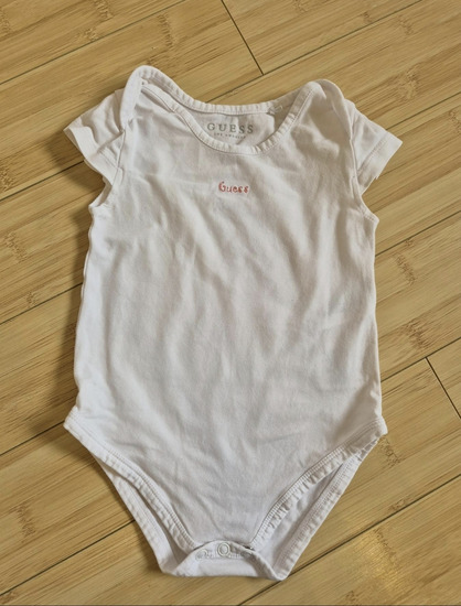 GUESS bodi za bebe vel. 12m