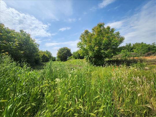 Odlična lokacija, deljiv plac