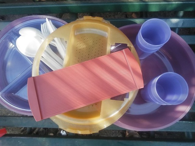 Komplet   6 plasticnih casa , 6 tanjira i komplet escaj