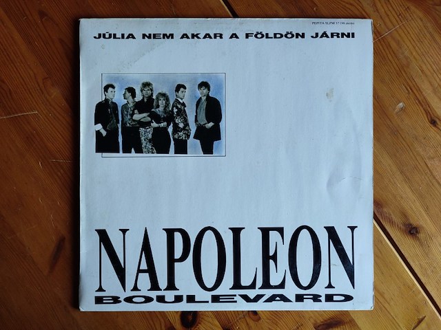 Napoleon Boulevard – Júlia Nem Akar A Földön Járni
