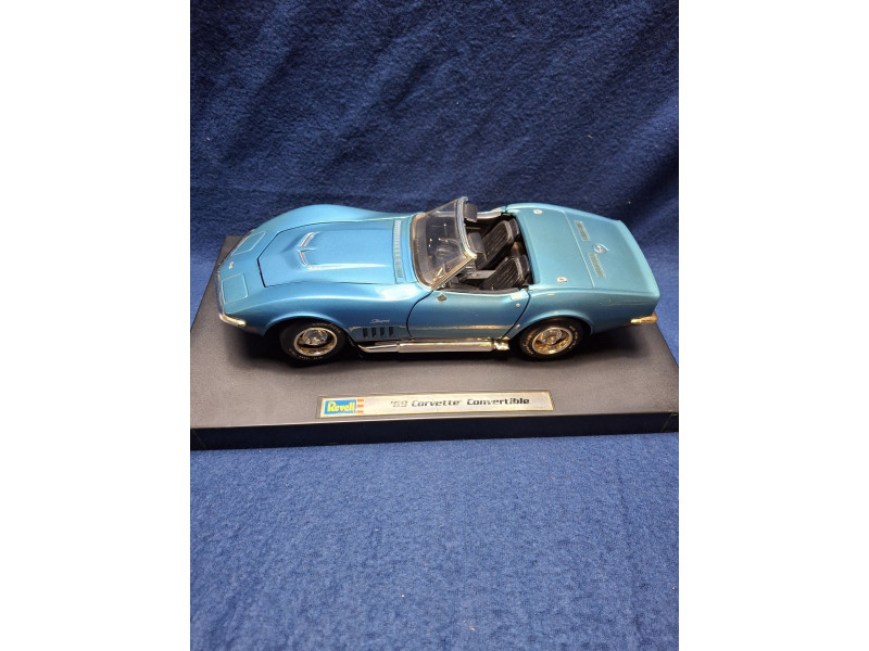 Auto Corvette -Revell 1:18