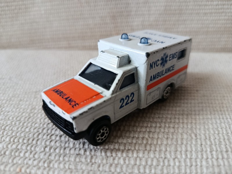 AMBULANCE, MAJORETTE, 1:60