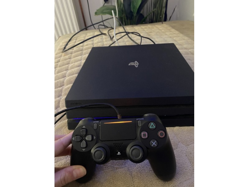 Sony PS4 PRO 1 TB sa 2 dzojstika