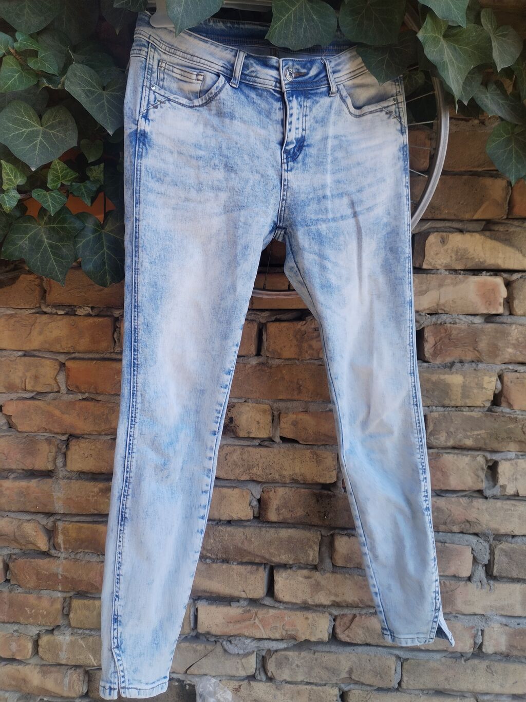 Amisu ženske farmerke, svetlo ispran denim (acid wash), uski