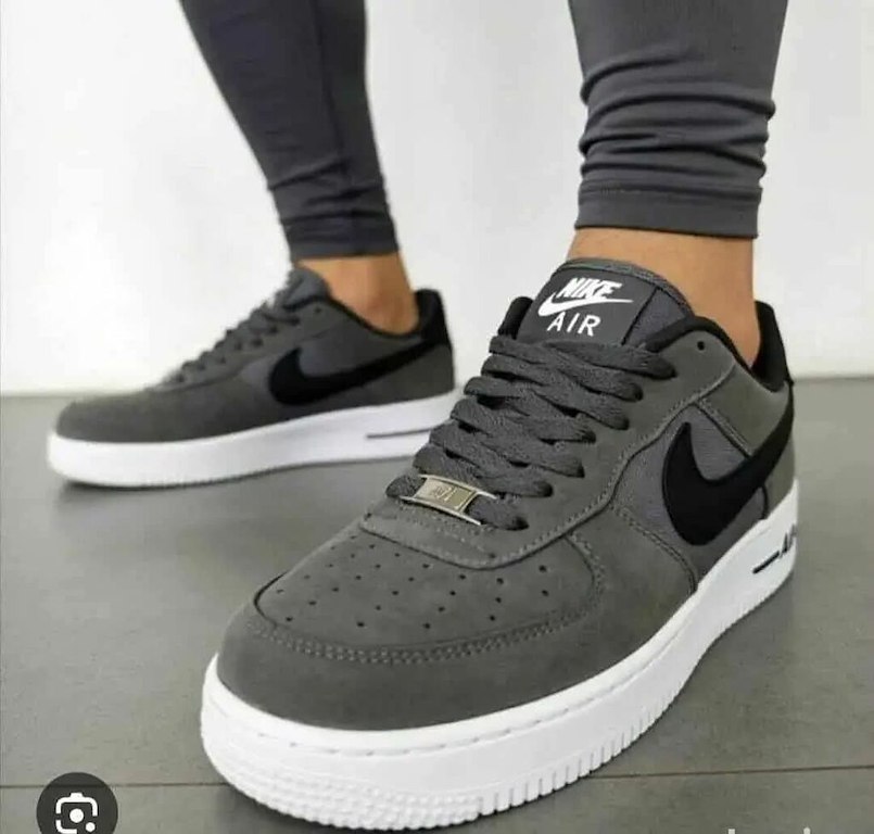 Nike Air patike – tamnosiva boja sa crnim logom i belim đonom. Od 36