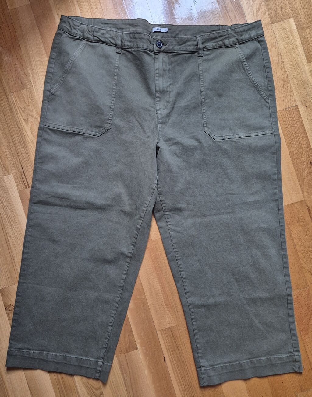 Ženske capri pantalone – maslinasto zelene 54 / XXL Boja - maslinasto