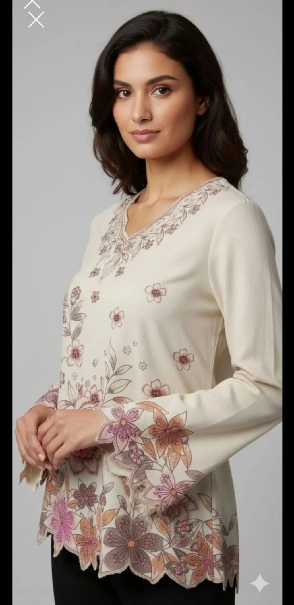 Elegantna ženska bluza sa vezom - Model: lagana bluzica sa V-izrezom