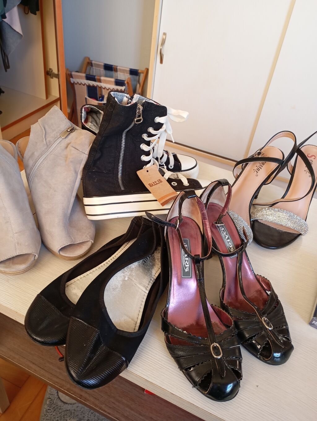 Lot različitih predmeta za garderobu i opremu prodavnice/butika: -